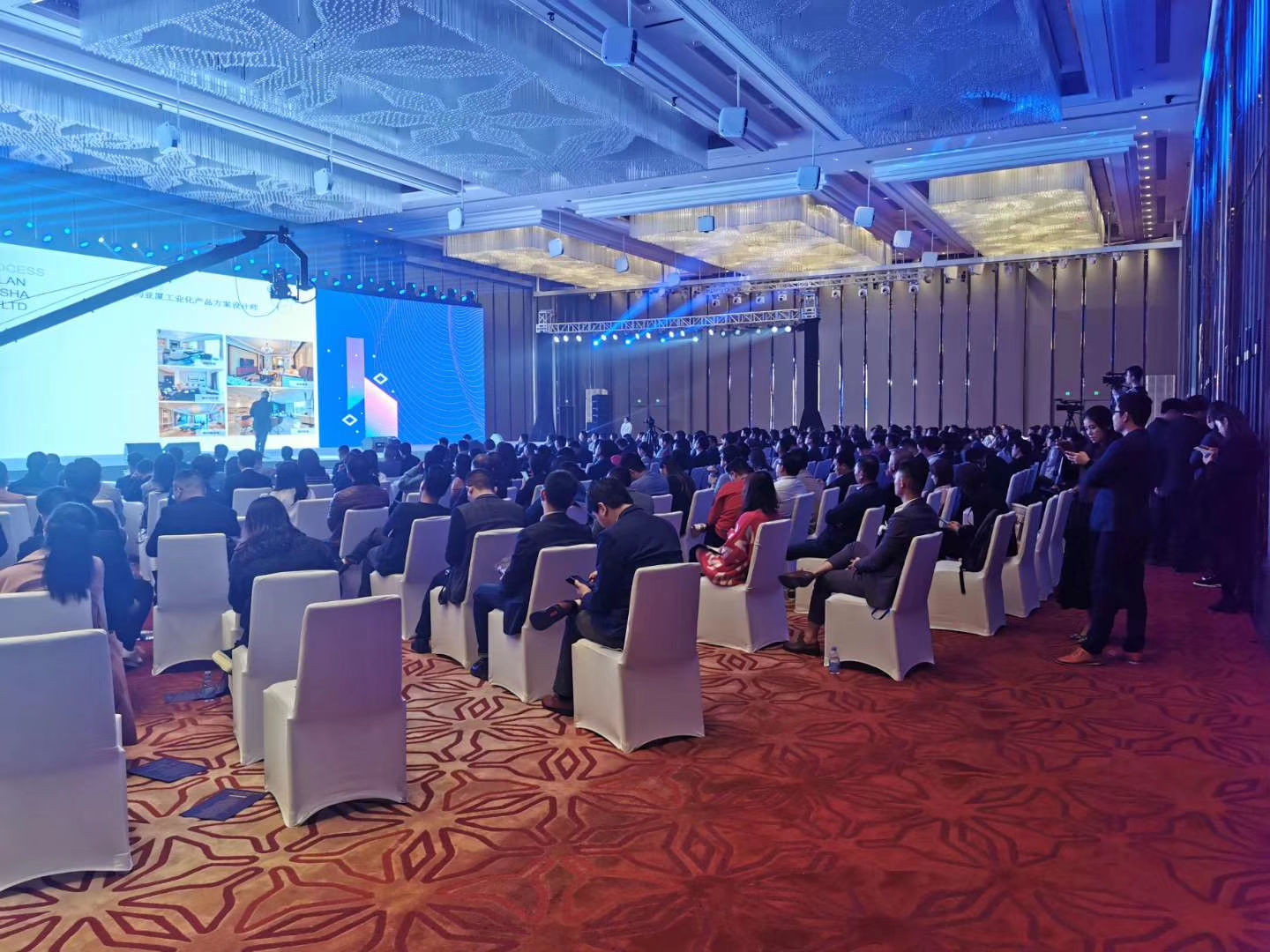 2019年12月16日，HYTD汉意堂艺术总监受广东省家具商会年会邀请，做了主题为《软装风口，我们如何突破》的主题演讲 - HYTD汉意堂国际设计